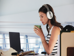 森海塞尔推出沙白色全新一代MOMENTUM Wireless蓝牙耳机 - 热点科技 - ITheat.com