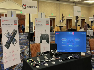 CES 2023丨盖世小鸡亮相CES 展示旗下多款手柄 - 热点科技 - ITheat.com