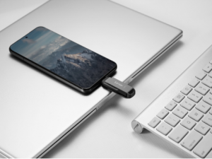 左C右A，不做选择题丨Lexar雷克沙D400 双接口高速U盘全新上市 - 热点科技 - ITheat.com