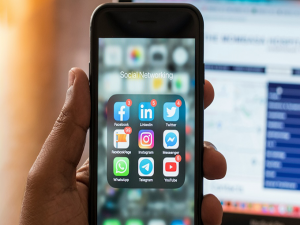 世界怎么颠倒了？欧美又开始流行用起功能机了 - 热点科技 - ITheat.com