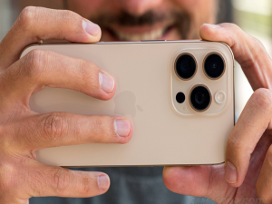 从创新到跟随？曝苹果计划在iPhone 18 Pro上配备可变光圈 - 热点科技 - ITheat.com