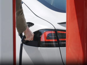 解决“谁先充电”问题！特斯拉将推出超充站“虚拟排队系统” - 热点科技 - ITheat.com