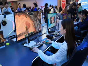 奥运冠军许昕现场体验好评，雷鸟携98吋电视+32吋显示器亮相AWE 2025！ - 热点科技 - ITheat.com